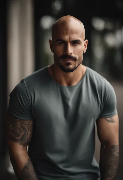 A closeup of a man with a bald head and a black shirt, foto do perfil ...