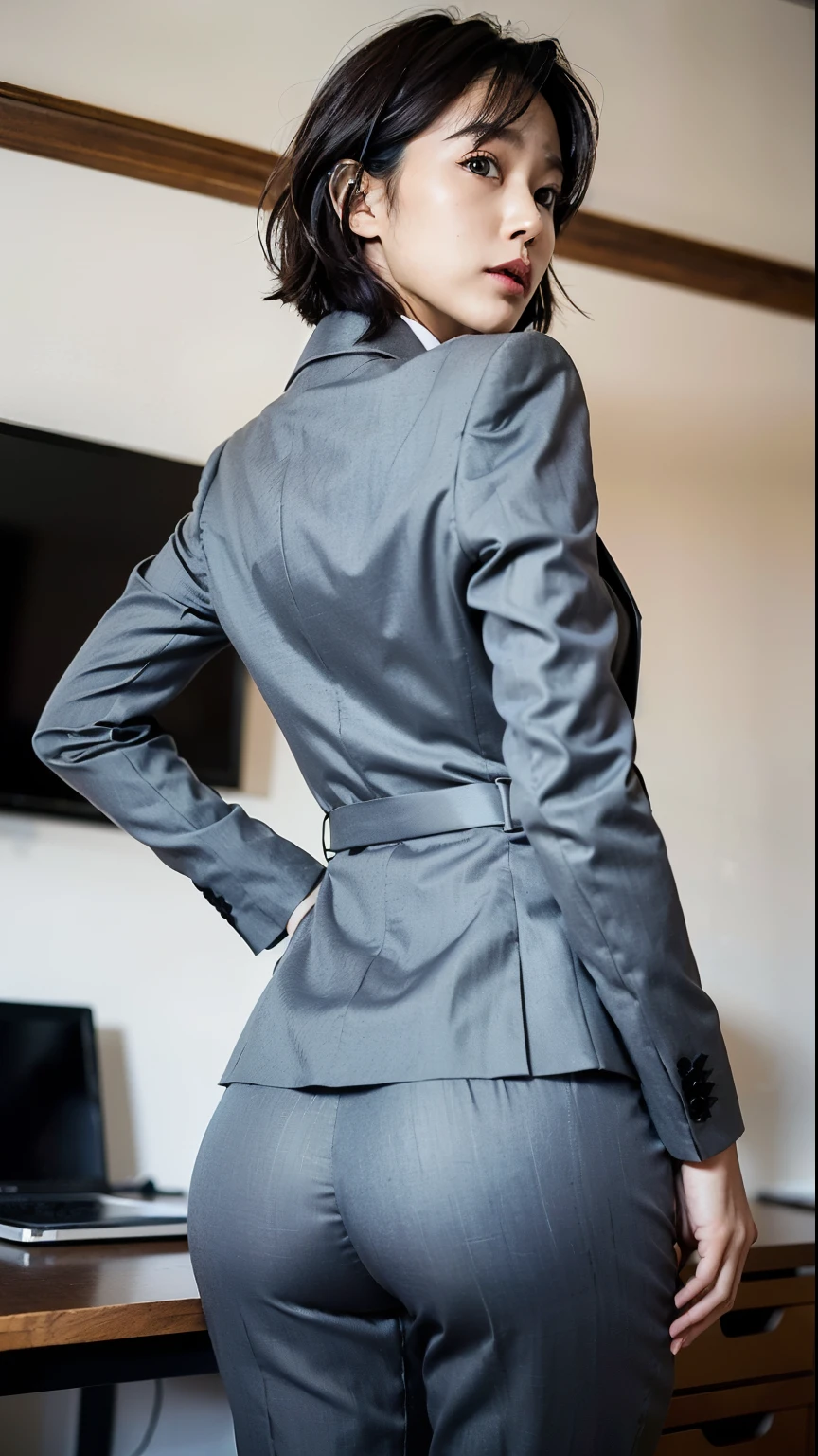 机の前に立つスーツを着たアラビアの女性 - SeaArt AI